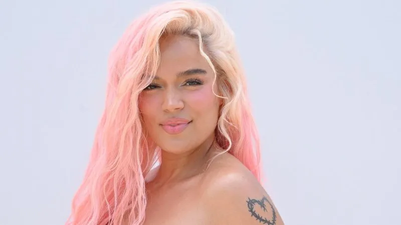 Karol G deslumbra con el vibrante video oficial de “Ivonny Bonita”